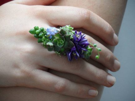 Prom Ring Finger Corsage Ideas 2021 - Sparkle Prom Blog